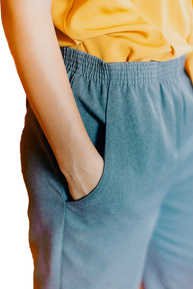 Professionele opkoper stocks kleding voor retailsector